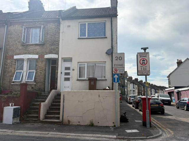 3 bedroom end of terrace house to rent