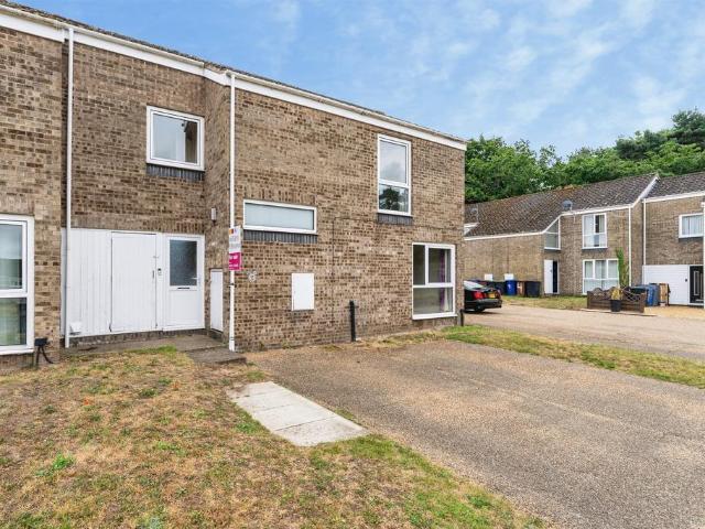 3 bedroom end of terrace house to rent