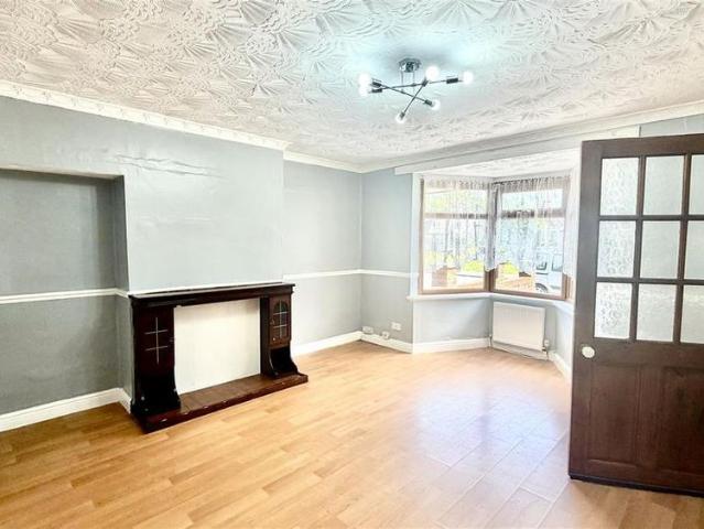 3 bedroom end of terrace house to rent