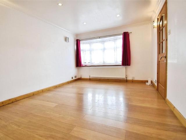 3 bedroom end of terrace house to rent