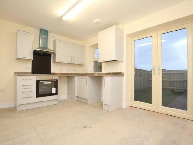 3 bedroom end of terrace house to rent