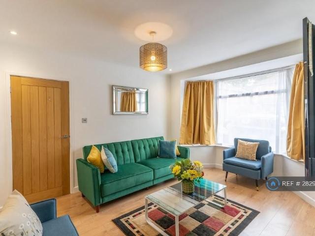 3 bedroom end of terrace house to rent