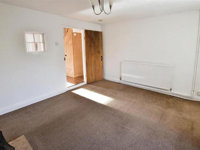 3 bedroom end of terrace house to rent