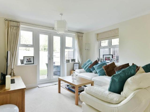 3 bedroom end of terrace house to rent