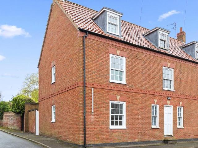 3 bedroom end of terrace house to rent