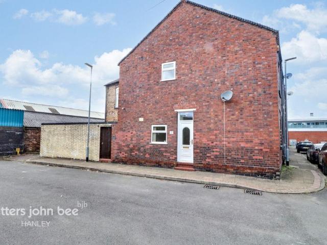 3 bedroom end of terrace house to rent