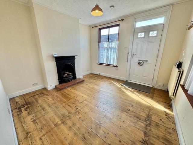 3 bedroom end of terrace house to rent