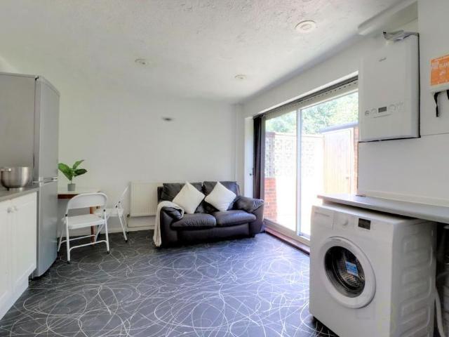 3 bedroom end of terrace house to rent