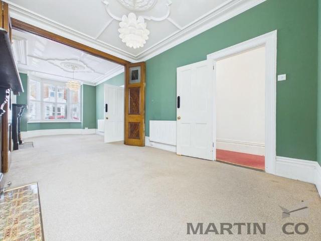 3 bedroom end of terrace house to rent