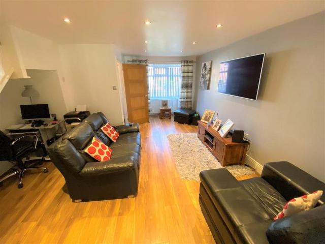 3 bedroom end of terrace house to rent