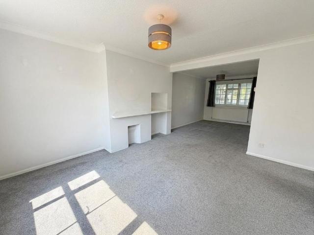 3 bedroom end of terrace house to rent