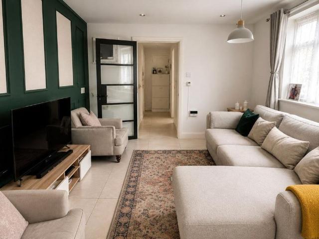 3 bedroom end of terrace house to rent