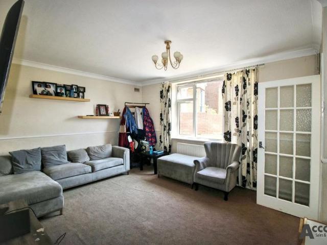 3 bedroom end of terrace house to rent