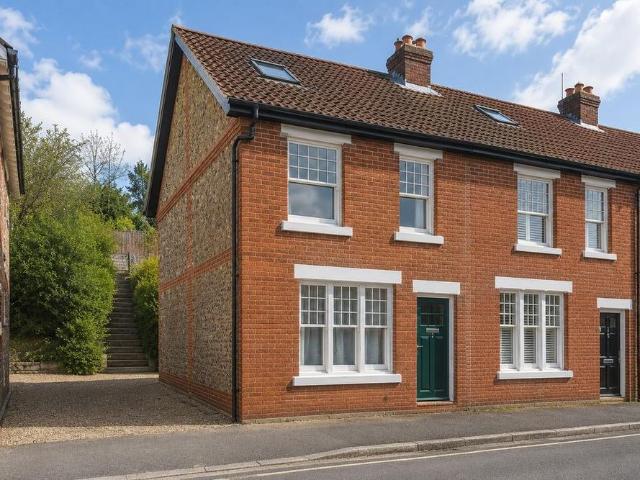 3 bedroom end of terrace house to rent