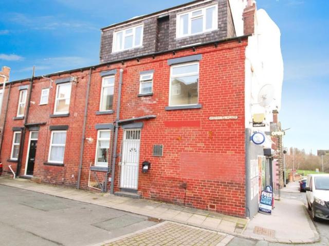 3 bedroom end of terrace house to rent