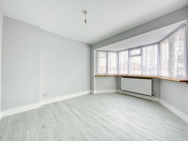 3 bedroom end of terrace house to rent