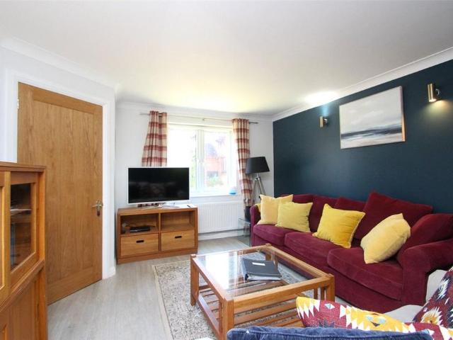 3 bedroom end of terrace house to rent
