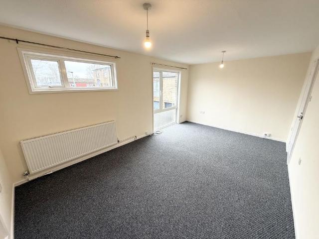 3 bedroom end of terrace house to rent