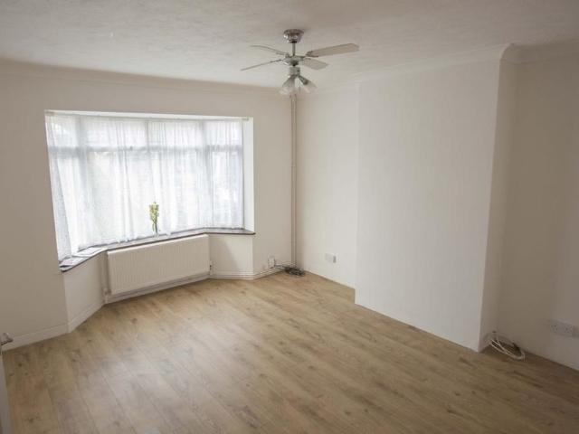 3 bedroom end of terrace house to rent