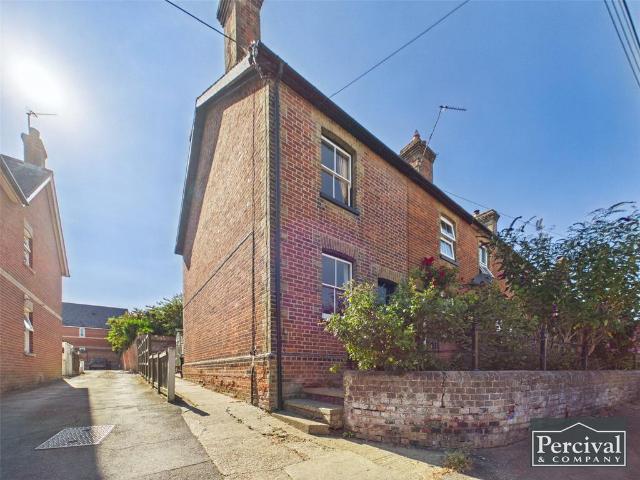 3 bedroom end of terrace house to rent