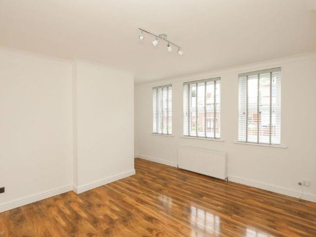 3 bedroom end of terrace house to rent