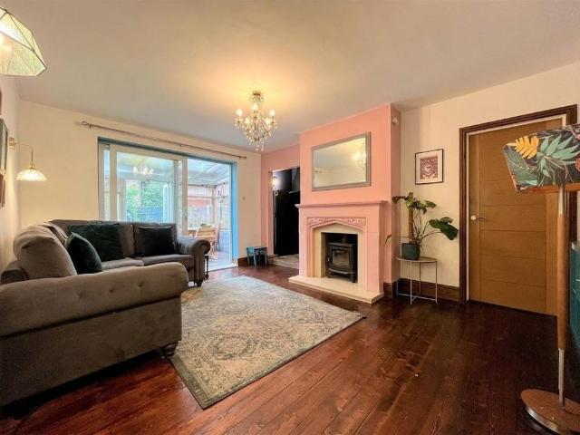 3 bedroom end of terrace house to rent