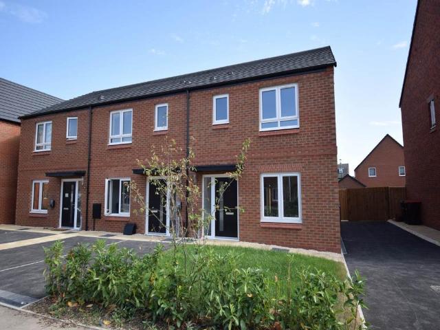 3 bedroom end of terrace house to rent