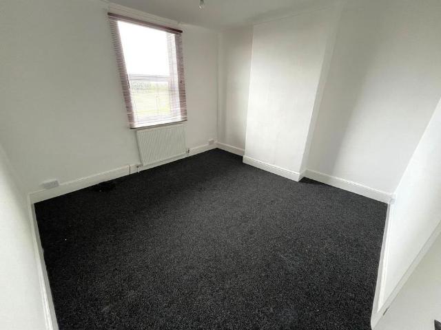 3 bedroom end of terrace house to rent