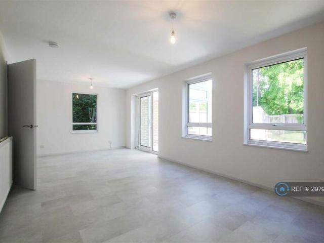 3 bedroom end of terrace house to rent
