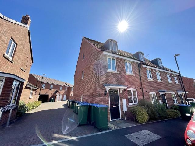 3 bedroom end of terrace house to rent