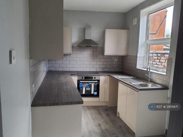 3 bedroom end of terrace house to rent