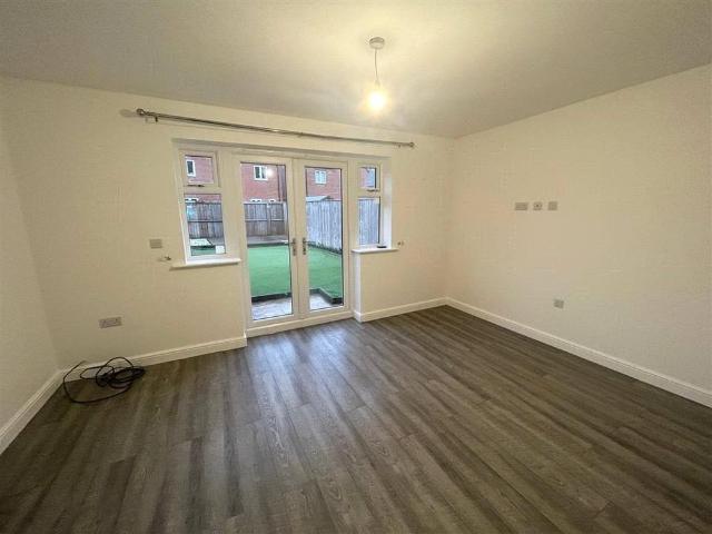 3 bedroom end of terrace house to rent
