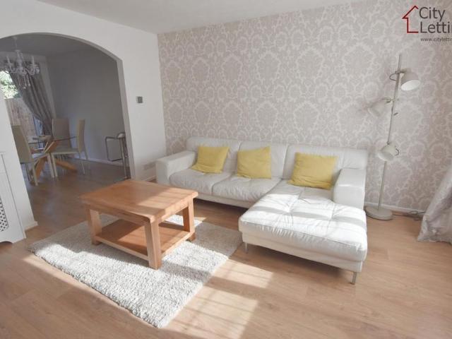 3 bedroom end of terrace house to rent