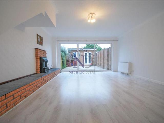 3 bedroom end of terrace house to rent