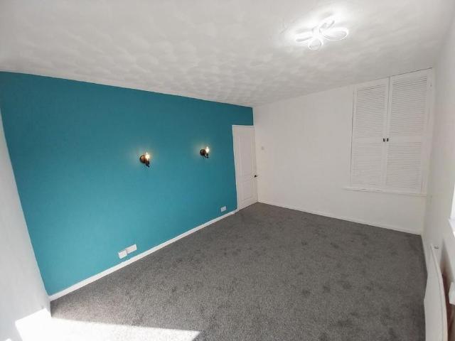 3 bedroom end of terrace house to rent