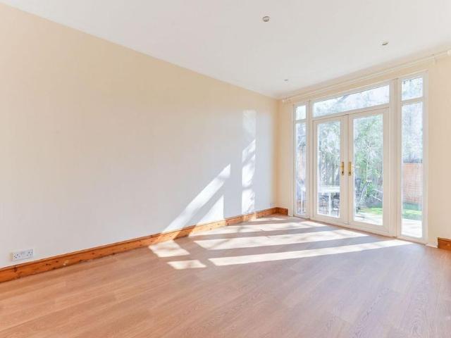 3 bedroom end of terrace house to rent