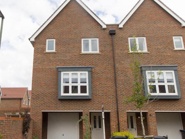 3 bedroom end of terrace house to rent