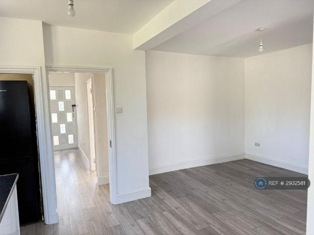 3 bedroom end of terrace house to rent