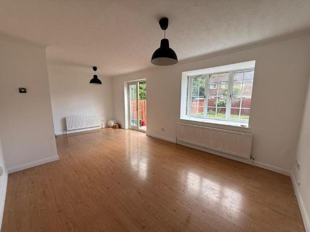 3 bedroom end of terrace house to rent