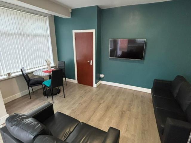 3 bedroom end of terrace house to rent
