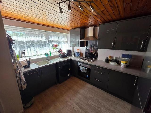 3 bedroom end of terrace house to rent