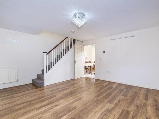 3 bedroom end of terrace house to rent