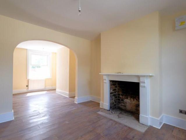 3 bedroom end of terrace house to rent