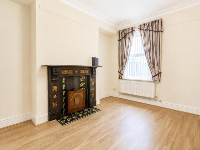 3 bedroom end of terrace house to rent