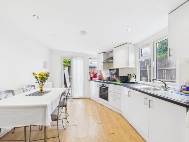 3 bedroom end of terrace house to rent