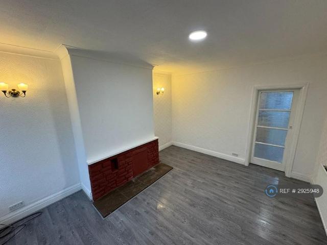 3 bedroom end of terrace house to rent