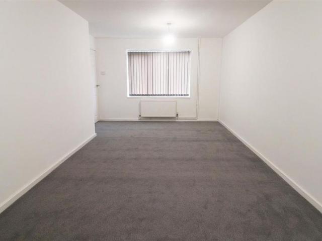 3 bedroom end of terrace house to rent