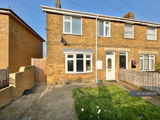 3 bedroom end of terrace house to rent