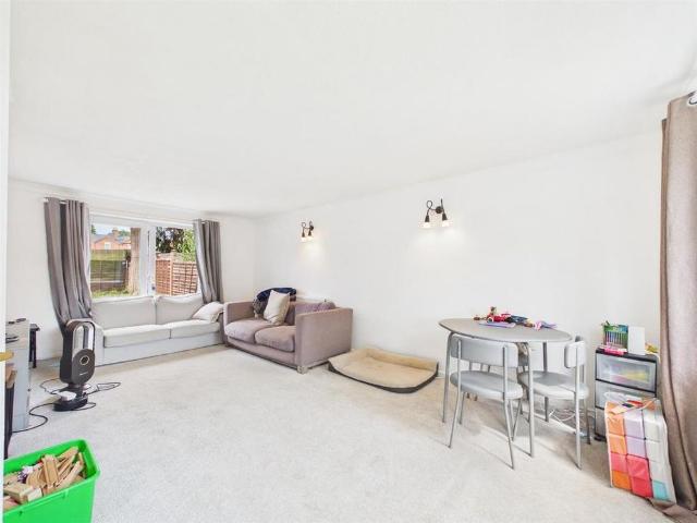 3 bedroom end of terrace house to rent