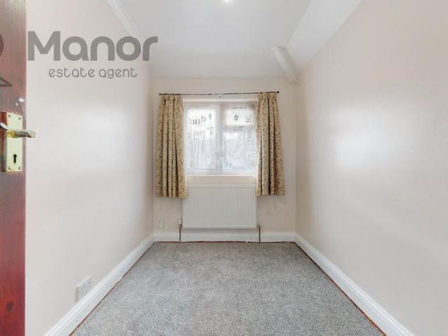 3 bedroom end of terrace house to rent